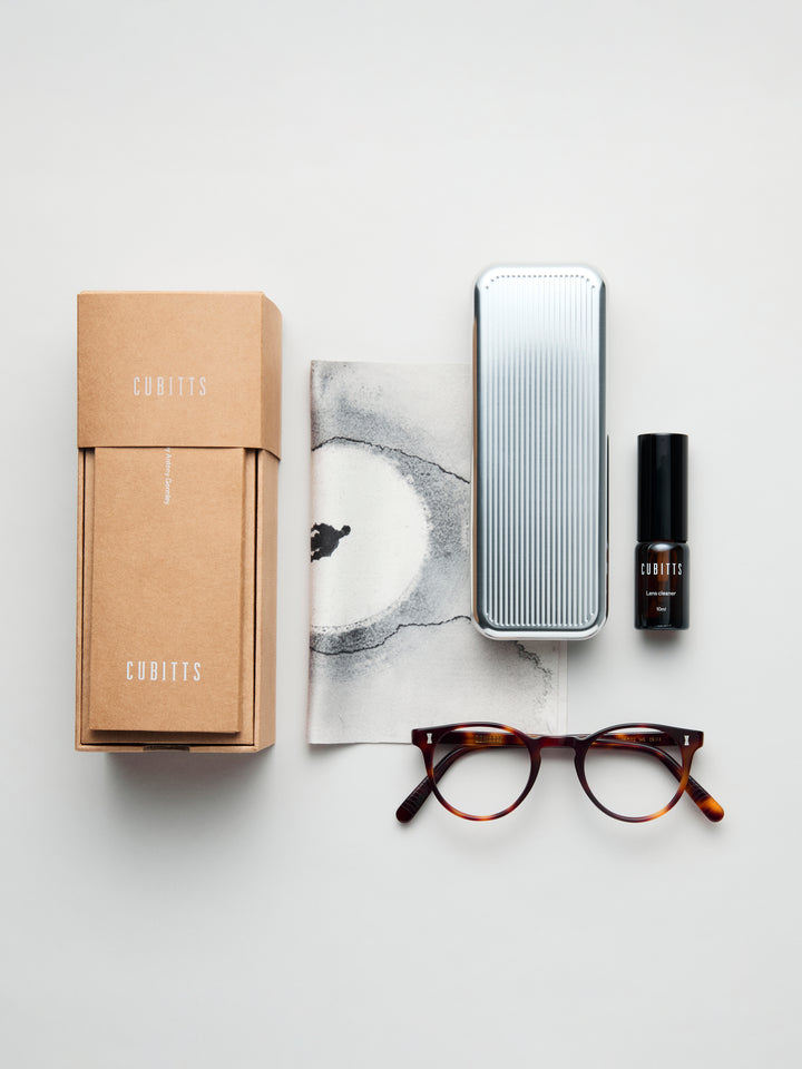 Akira: Bold 90s-Inspired Rectangular Sunglasses | Cubitts